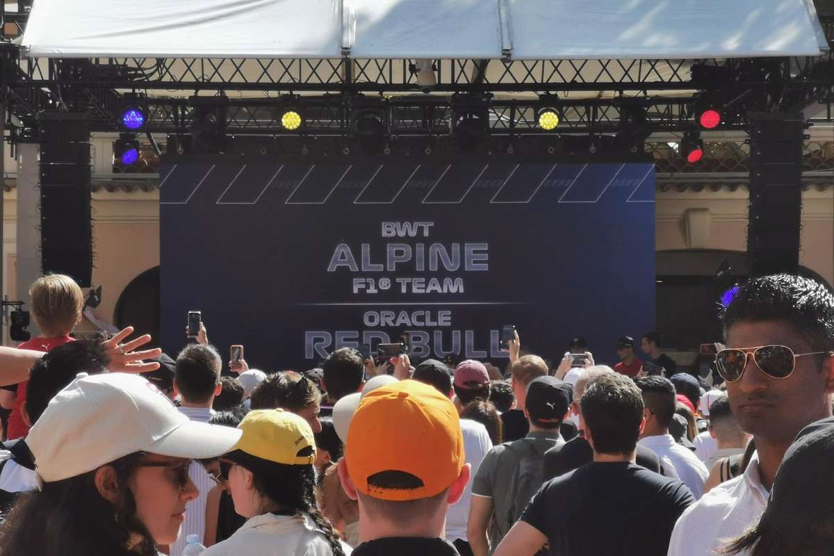 A Monaco, on vit aussi la F1 à travers des stands ludiques et les bains ...