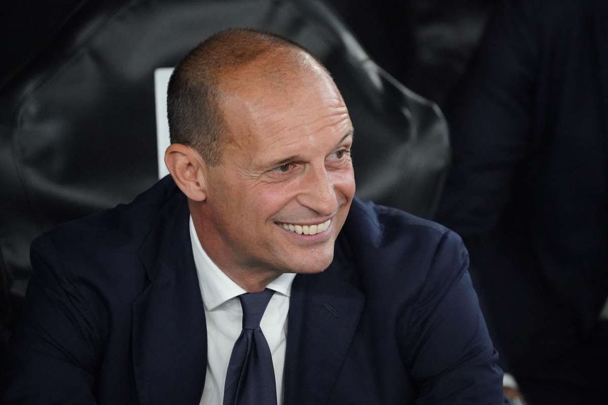 Ippica: Max Allegri esulta per la vittoria del suo cavallo, Mr. Darcy ...