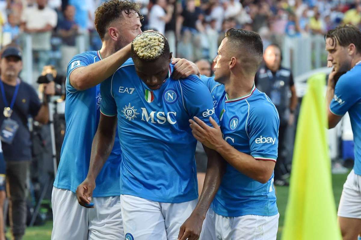 Neapol musela s nováčkem otáčet, výhru zařídil dvěma góly Osimhen. Martínez si podal Monzu ...