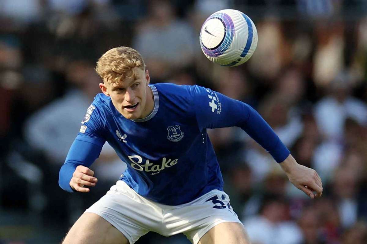 Jarrad Branthwaite pens long-term deal to keep him at Everton until ...