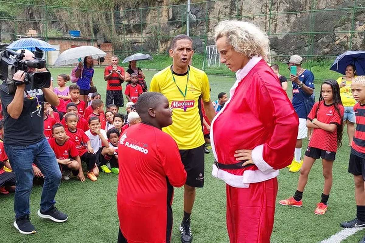 David Luiz vestiu-se de Pai Natal para crianças: "Talvez o dia mais ...