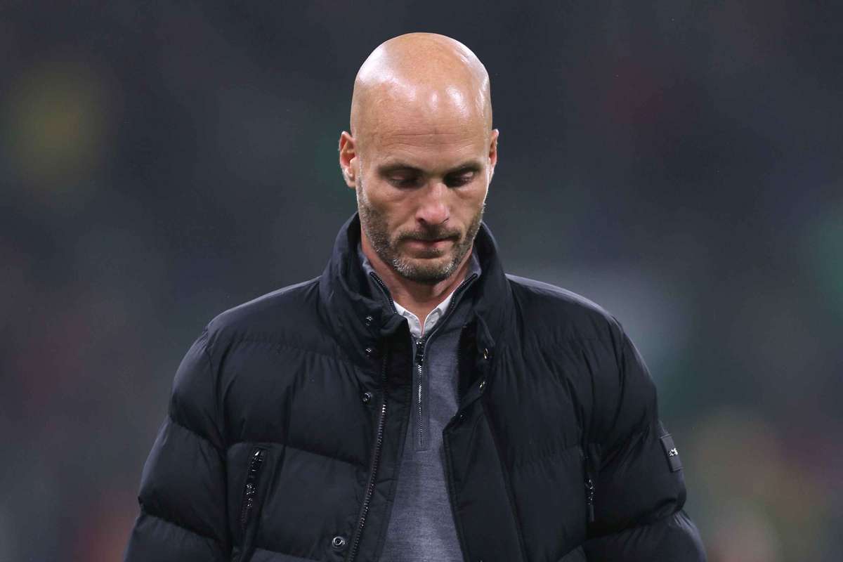 Struggling Wolfsburg reportedly fire manager Paul Simonis after short ...