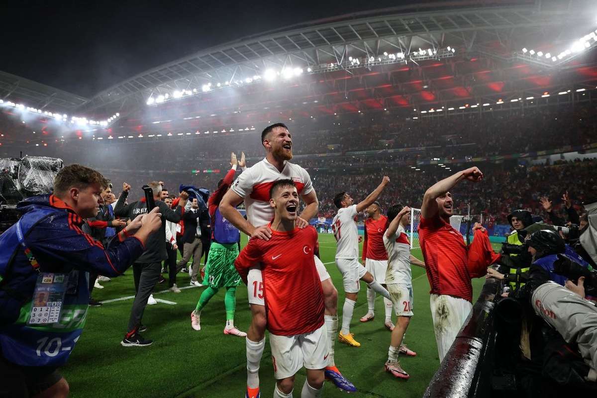 Euro Flash: Gregoritsch zdobył gola nr 100, UEFA bada gest Demirala. De ...