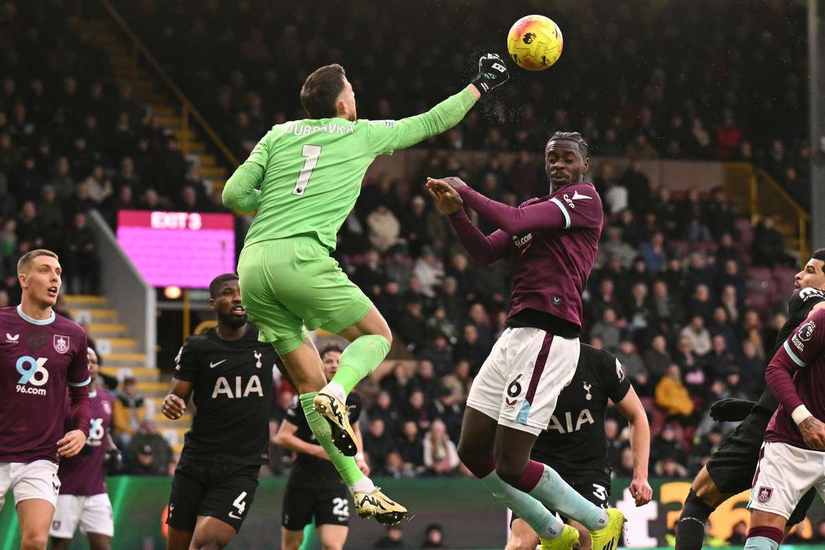 Dúbravka kúzlil, Burnley prišlo o triumf v závere. Citizens zabrali ...