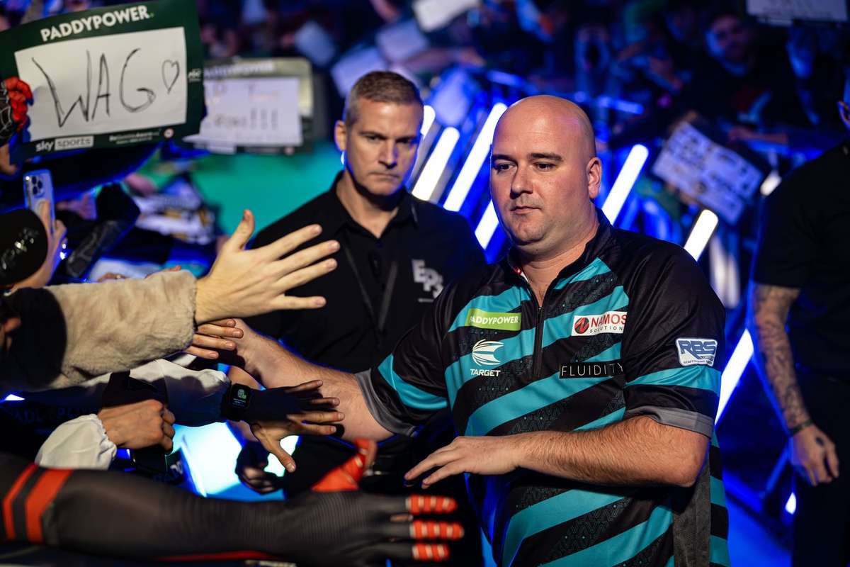 PDC World Championship: Cross and Chisnall battle into fourth round ...