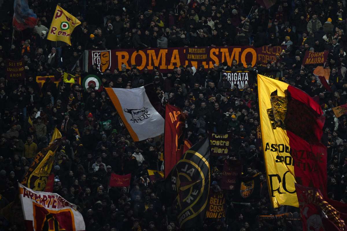 Claque da Roma provocou Nápoles durante o clássico da Serie A ...