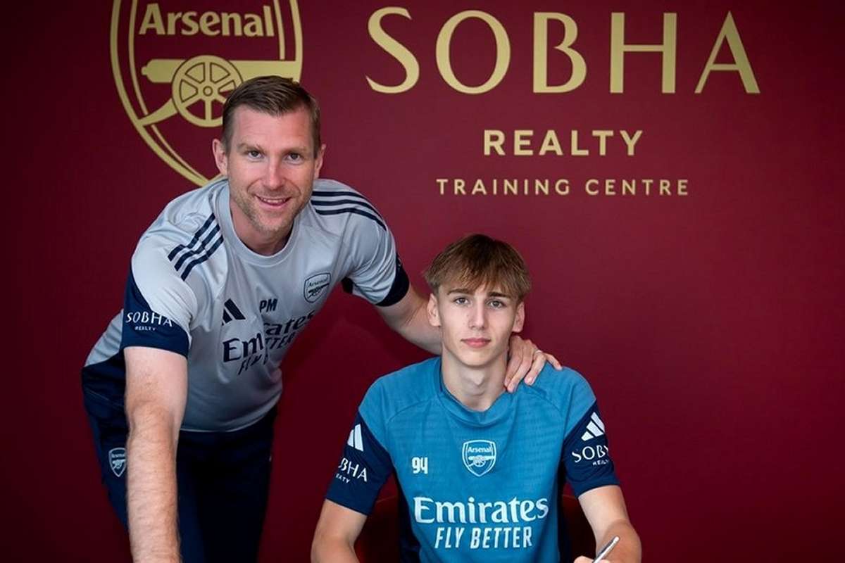 DONE DEAL: Arsenal snap up MK Dons keeper Lupinski - TribalFootball.com