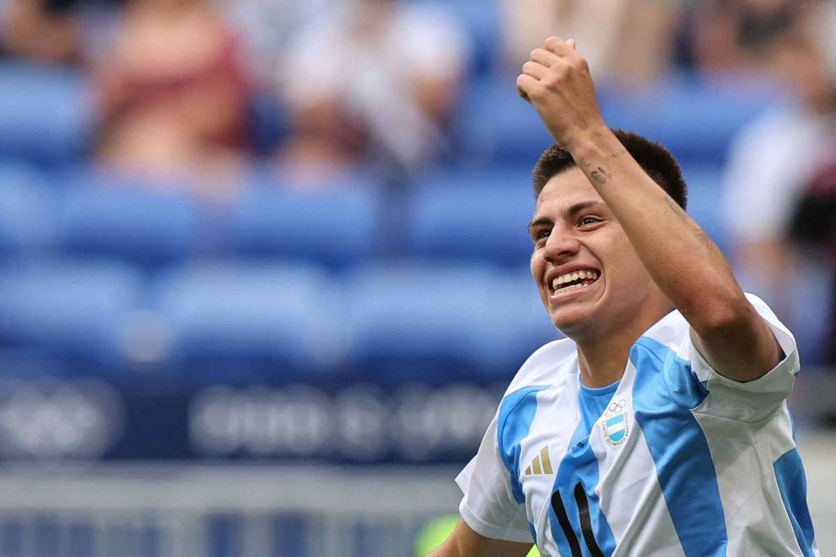 Argentina's teenage star Echeverri arrives at Manchester City ...