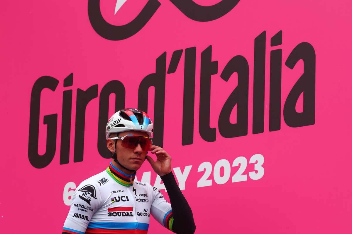Giro d'Italia organisers slam Evenepoel's summit copter exit ...
