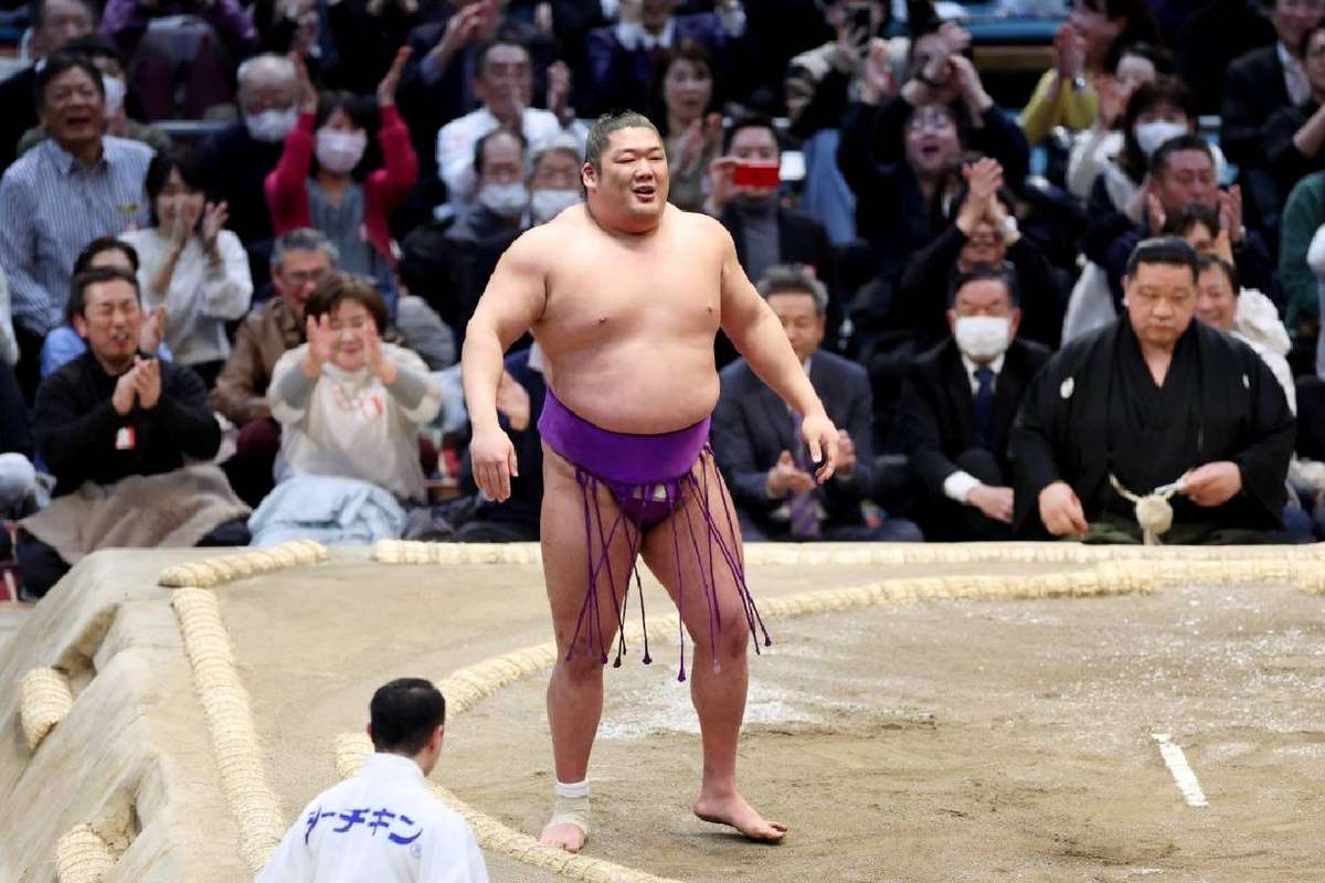 Takerufuji devient le premier sumotori débutant à remporter un grand ...