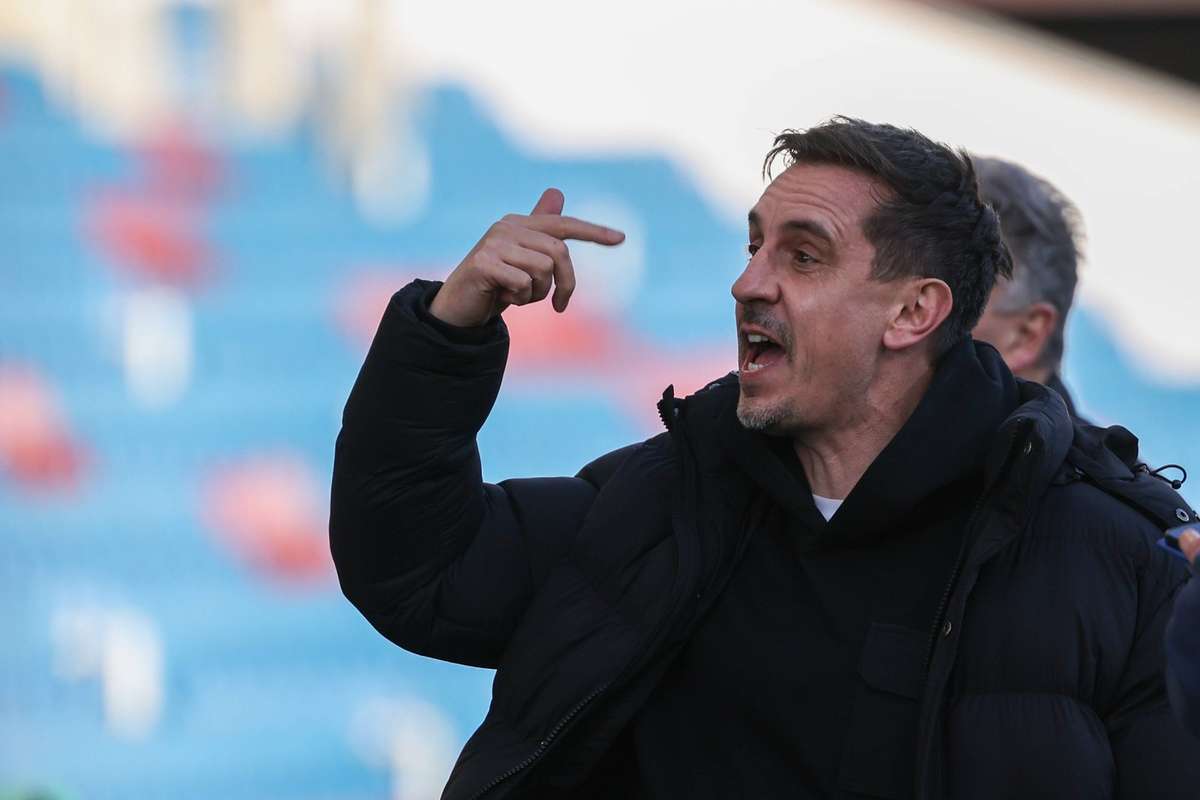 Gary Neville furious as Tottenham vs Everton suffers second-half delay ...