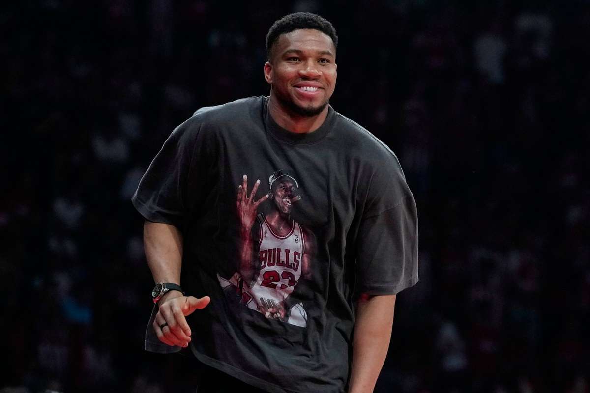 Giannis Antetokounmpo se pasa al fútbol | Flashscore.es