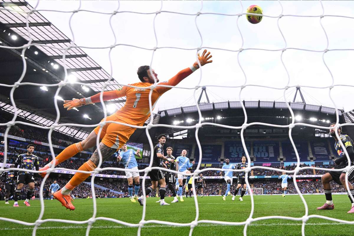 Man City score late winner to deny Leeds and close gap at the top ...