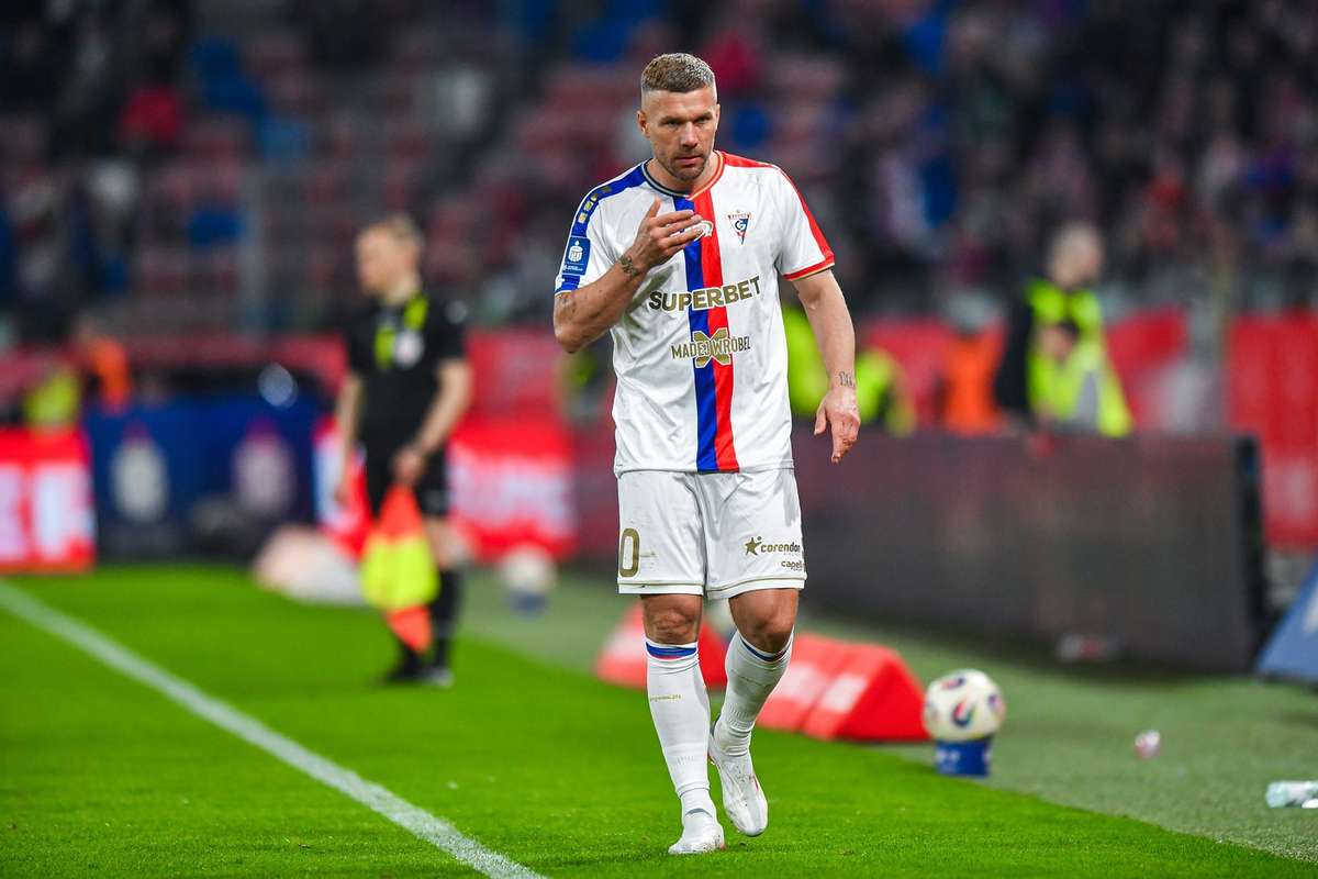 Football : Lukas Podolski frappe un adversaire | Flashscore.fr