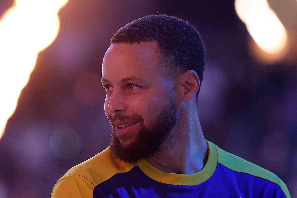 Stephen Curry makes NBA history with 4,000th three-pointer in Kings ...