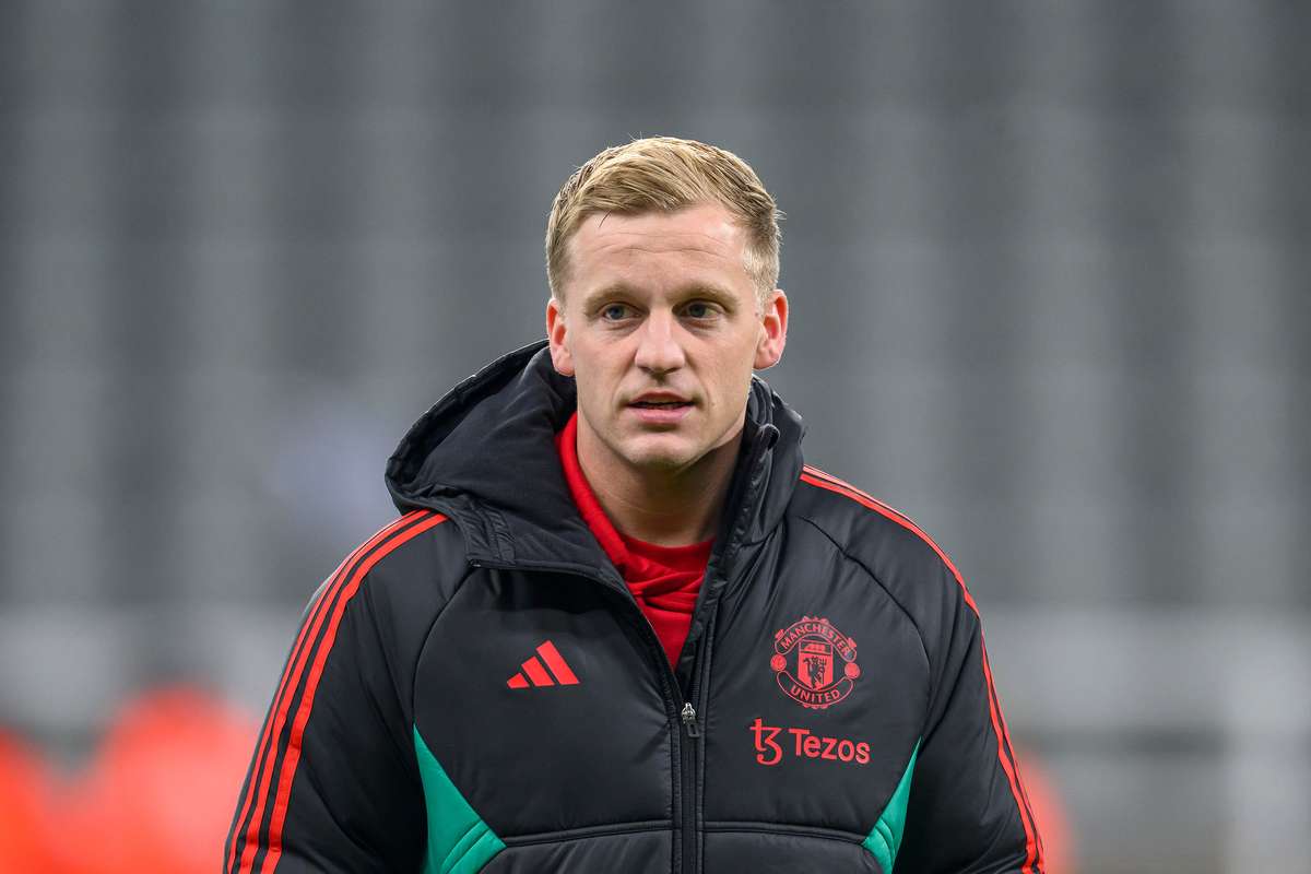 Confirmado: Donny van de Beek abandona Manchester e está a caminho do ...