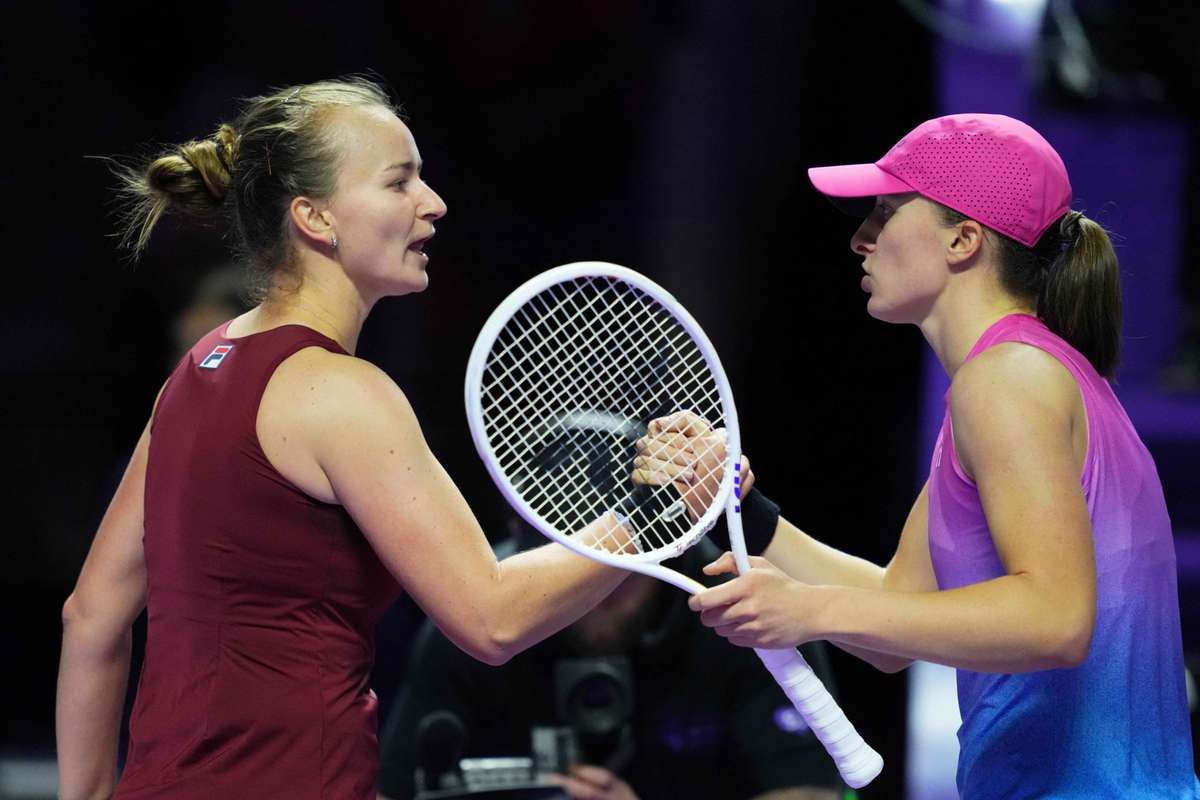Swiatek battles past rust to topple Krejcikova in WTA Finals opener ...
