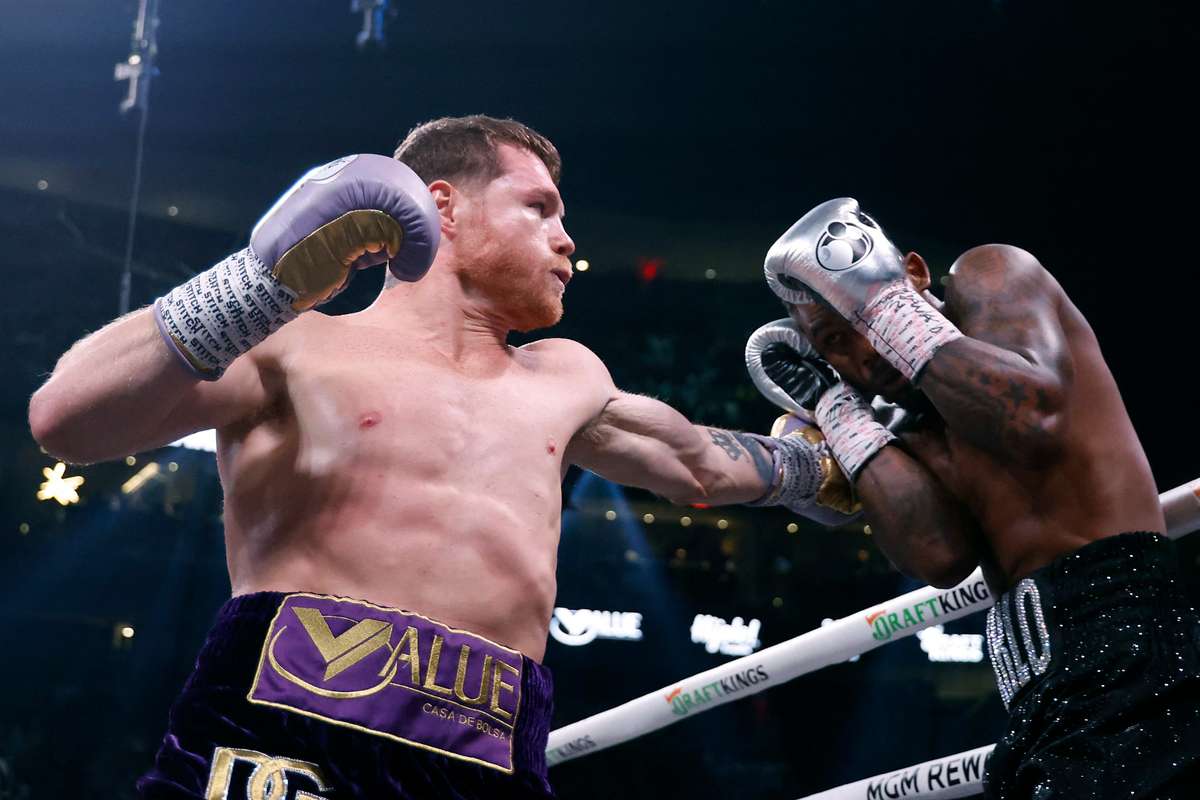 Alvarez dominates against Charlo to maintain super middleweight ...