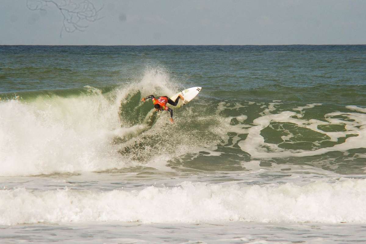 Competição suspensa até sábado na prova do circuito mundial de surf em ...