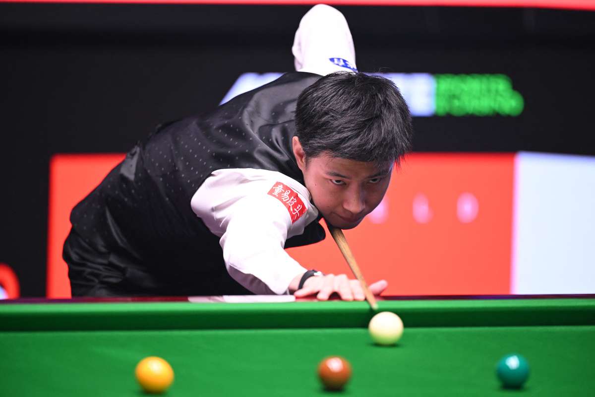 Snooker: Zhao a um frame da vitória final do Campeonato do Mundo sobre ...