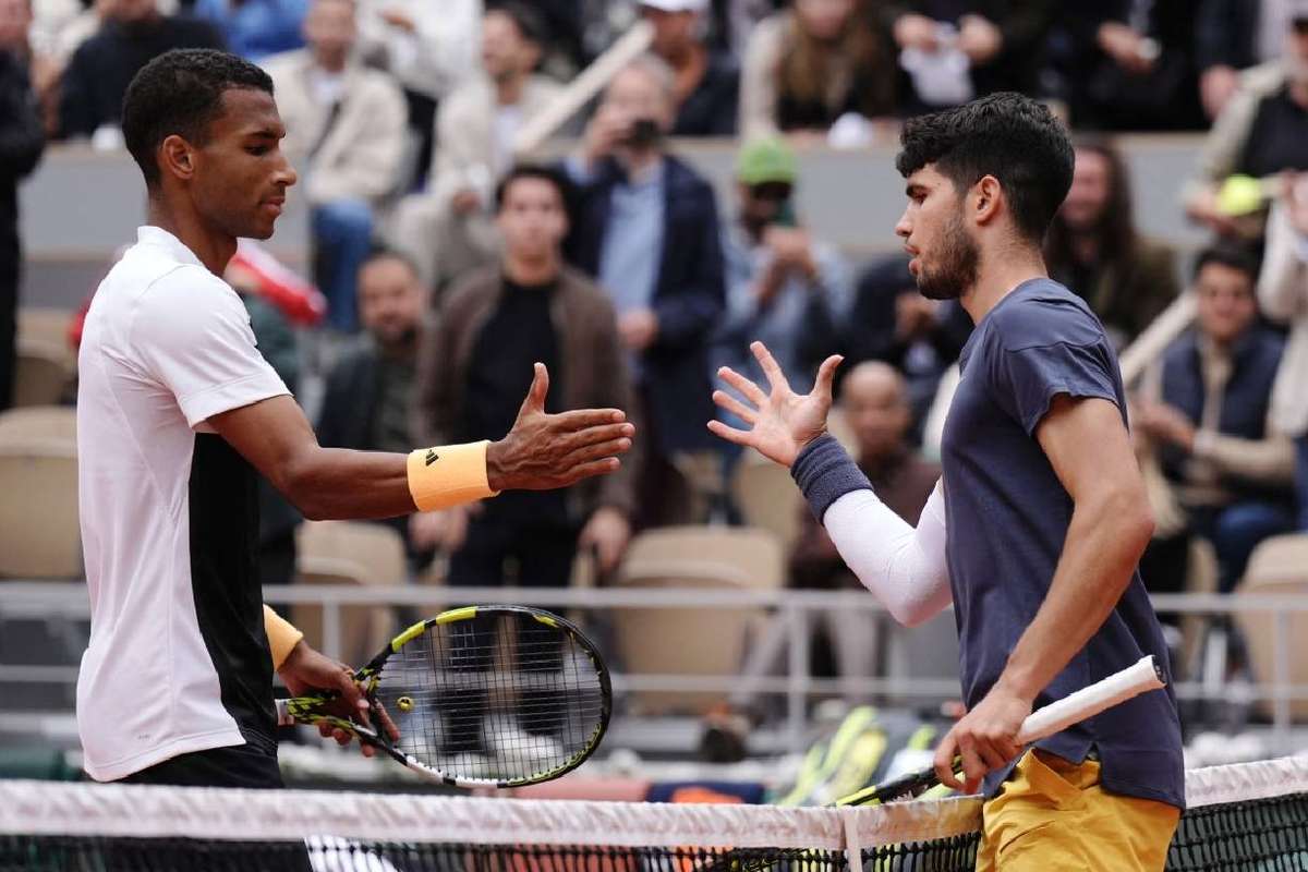 Comme en 2023, Carlos Alcaraz rejoint Stefanos Tsitsipas en quarts de finale de Roland-Garros ...