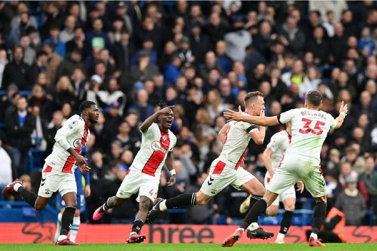 Premier League roundup: Saints stun Chelsea as Man City lose vital ...