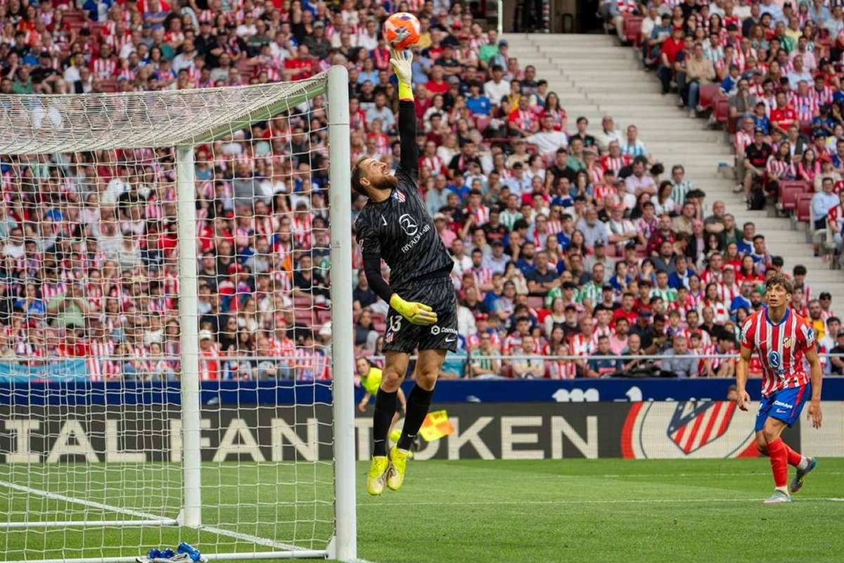 Atletico Madrid keeper Oblak shatters record with Zamora triumph ...