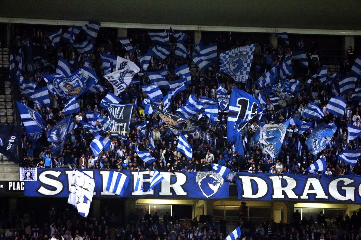 Claques do FC Porto em protesto por roubo de faixas | Flashscore.pt