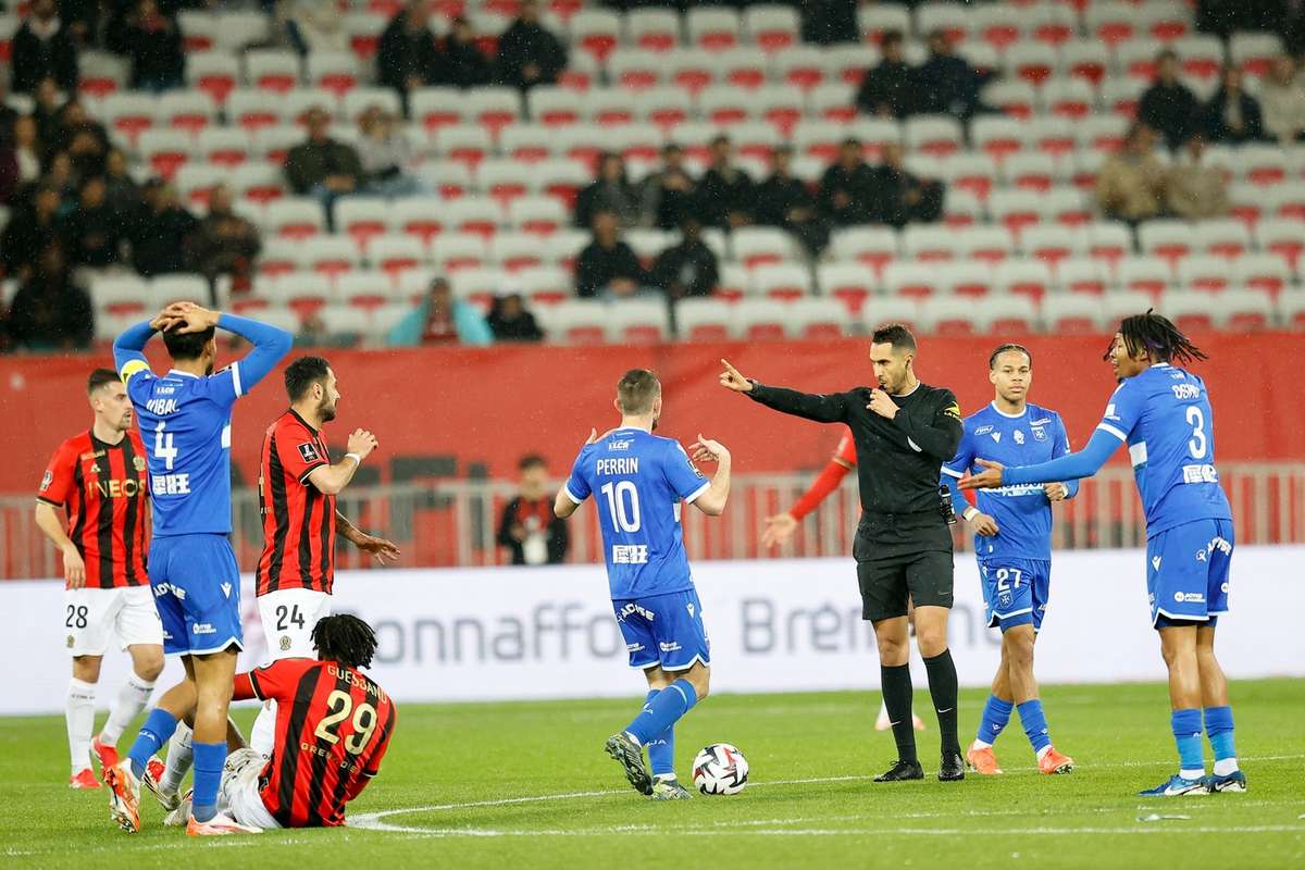 Auxerre score last-gasp goal to snatch draw against 10-man Nice in ...