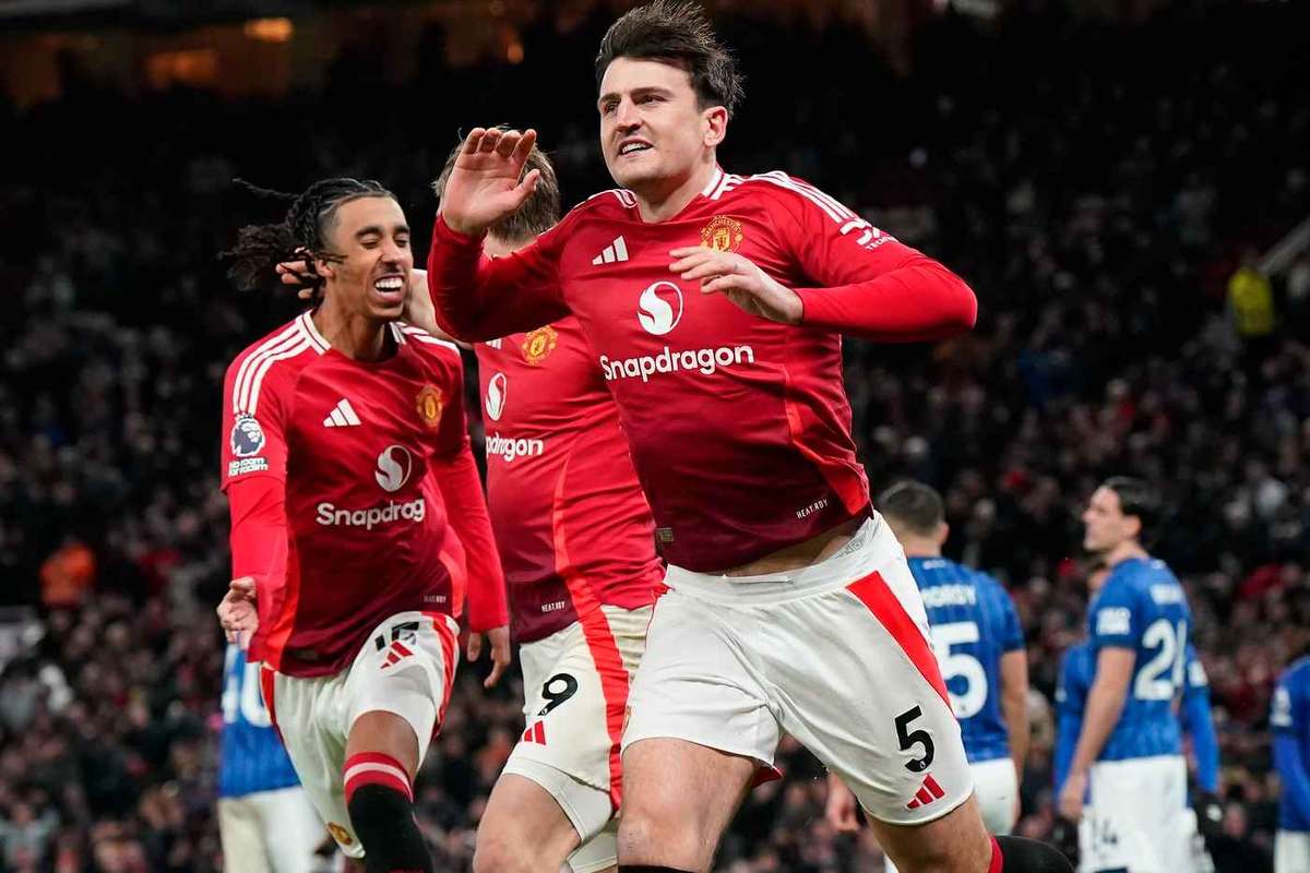 10-man Manchester United hold on to beat Ipswich in Premier League ...