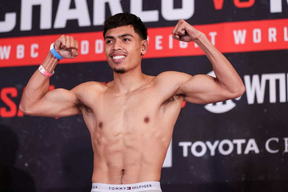 Leo knocks out Lopez to capture IBF featherweight championship ...