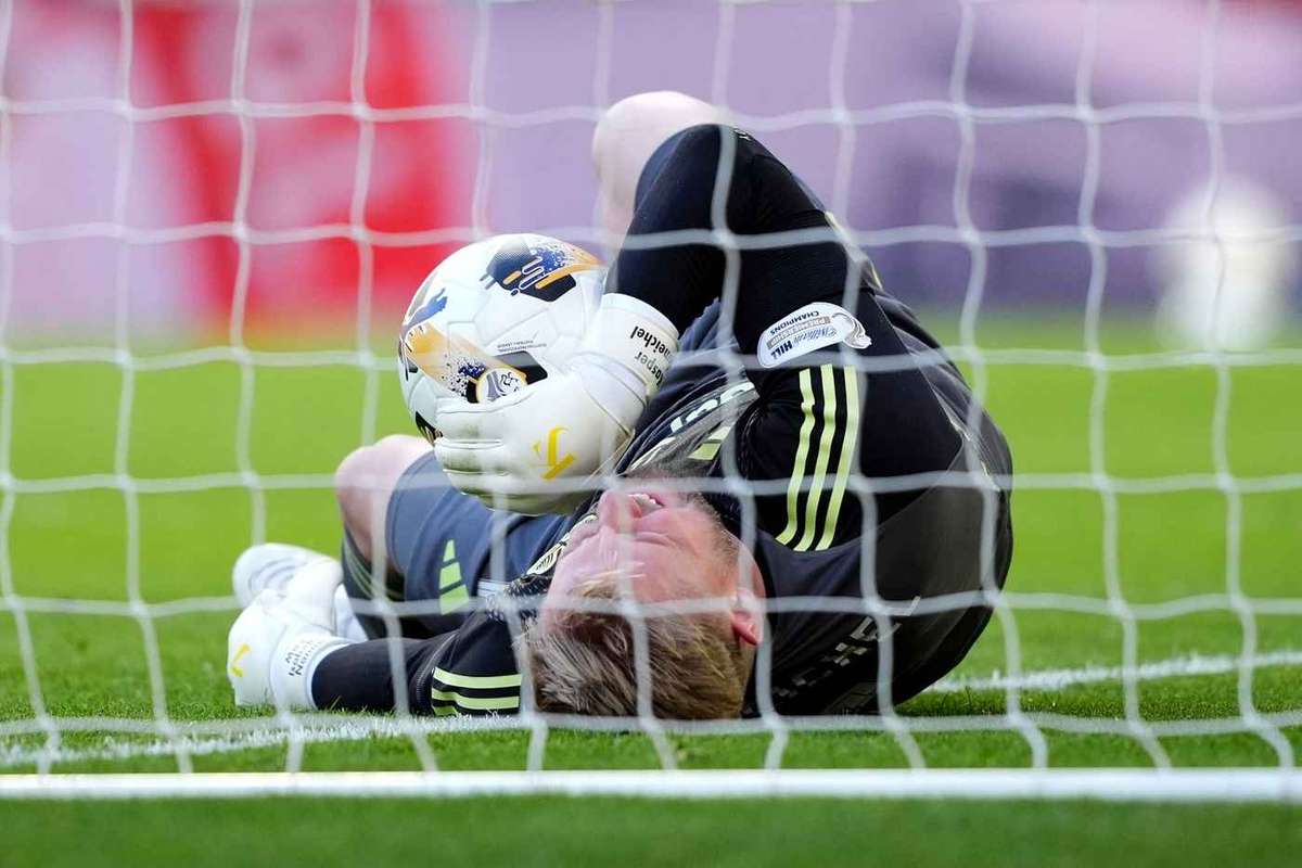 Kasper Schmeichel under heavy fire at Celtic after string of poor ...