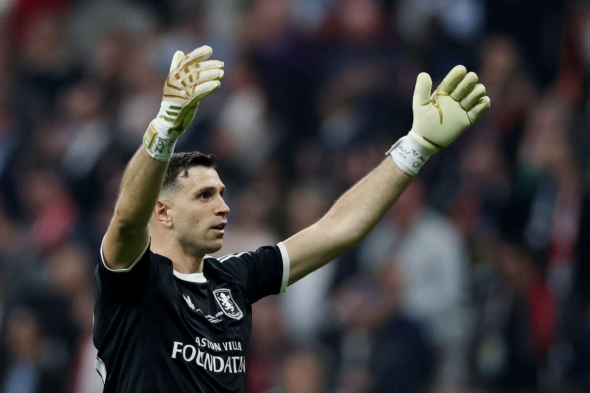 Emi Martinez helped Aston Villa win Europa League final with broken ...
