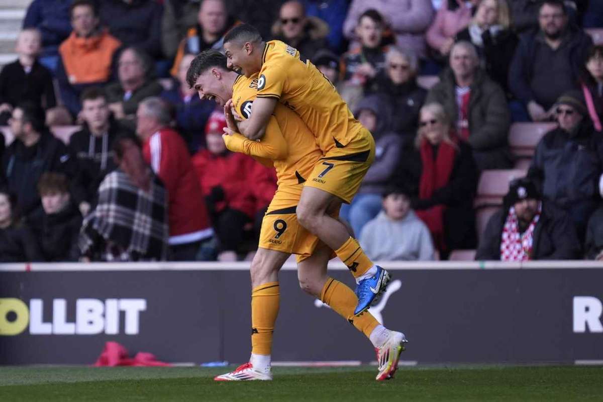 Premier League: Sorry Southampton beaten 2-1 as Wolves strengthen survival chances | Flashscore.com