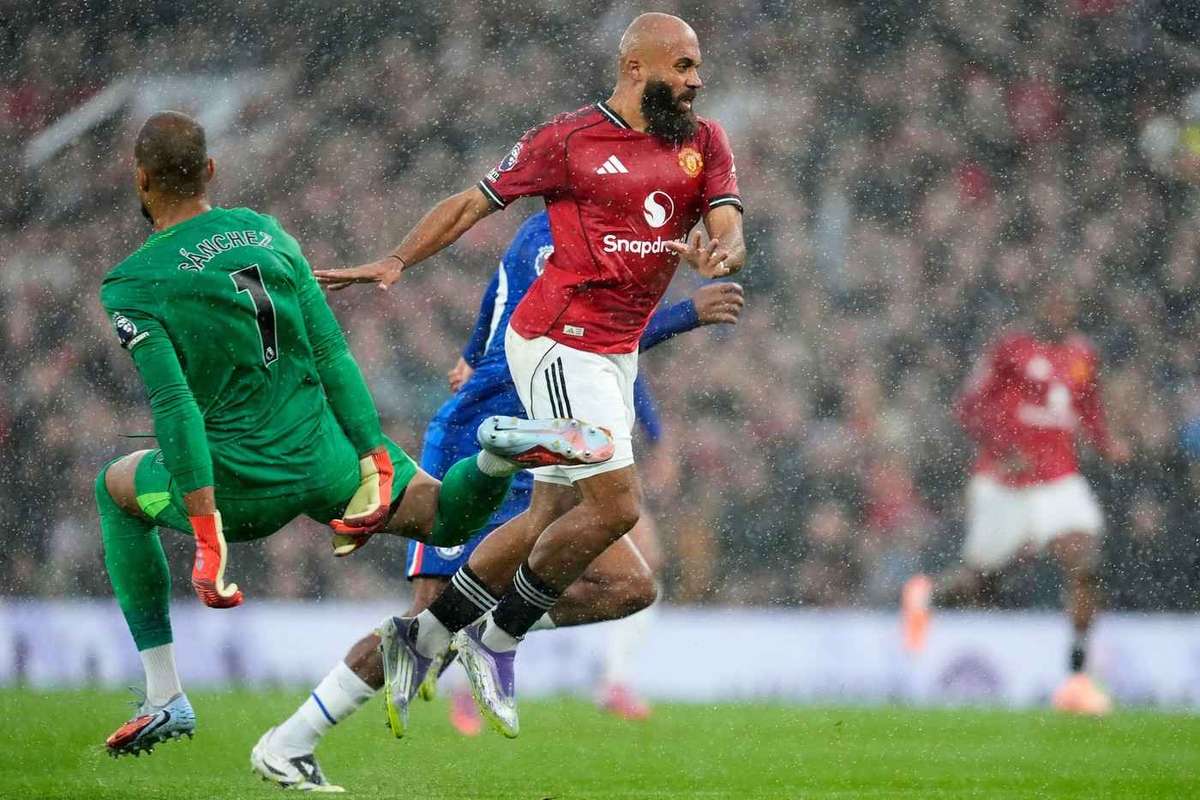 VIDEO: Robert Sanchez Sent Off After Four Minutes as Chelsea Reduced to ...