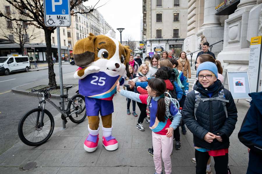 Una perrita San Bernardo de nombre Maddli, mascota de la Eurocopa ...