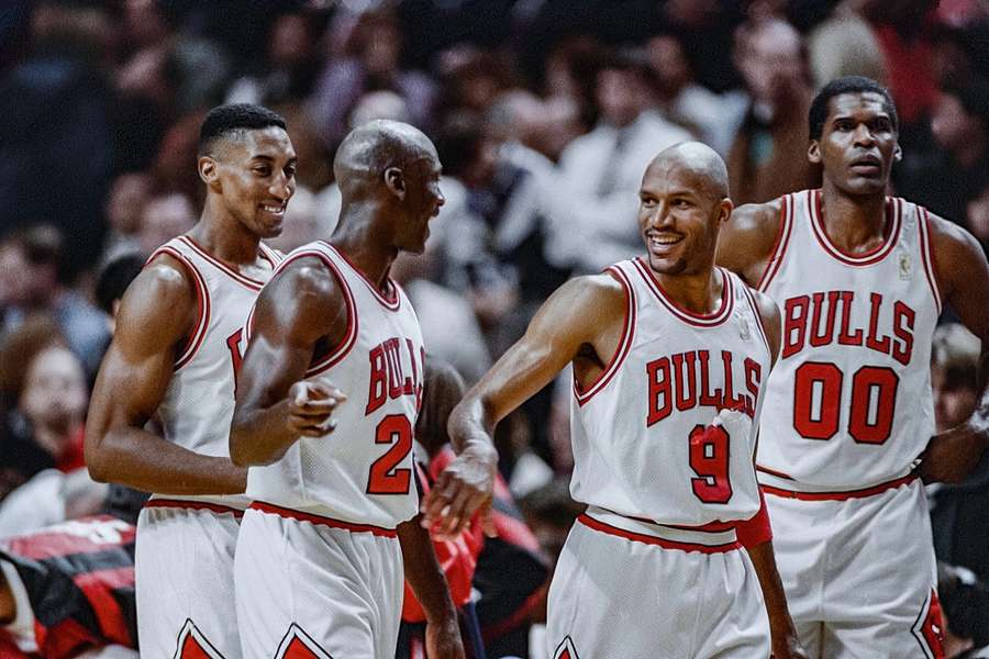 Ténis de Michael Jordan, lenda da NBA, vendidos em leilão por 1,27 ...