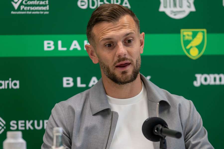 Wilshere being discussed inside Luton - TribalFootball.com