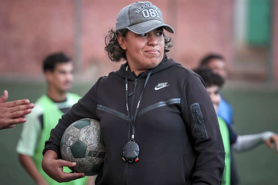 Cómo la pionera Hasna Doumi salvó desde el banquillo a un equipo ...