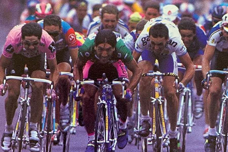 Djamolidine Abdoujaparov ha pasado por todo en los Campos Elíseos ...