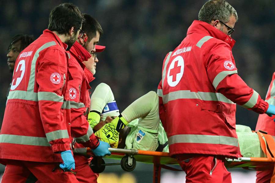 Maignan passa a noite no hospital após sofrer traumatismo craniano no ... Maignan passa a noite no hospital após sofrer traumatismo craniano no ...