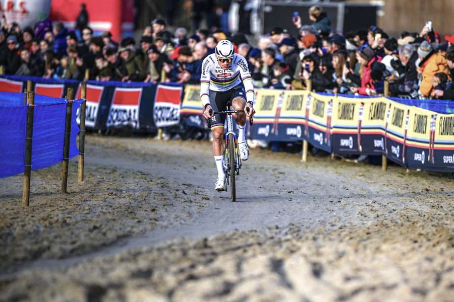 Mathieu van der Poel brilla en el ciclocrós de Hofstade | Flashscore.es