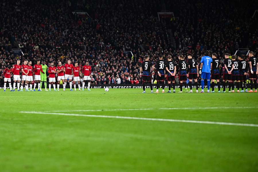 Old Trafford falls silent to pay tribute to Man Utd legend Sir Bobby ...
