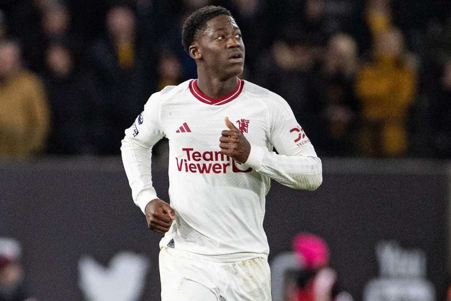 Real Madrid make contact with Man Utd midfielder Mainoo as Chelsea pull ...