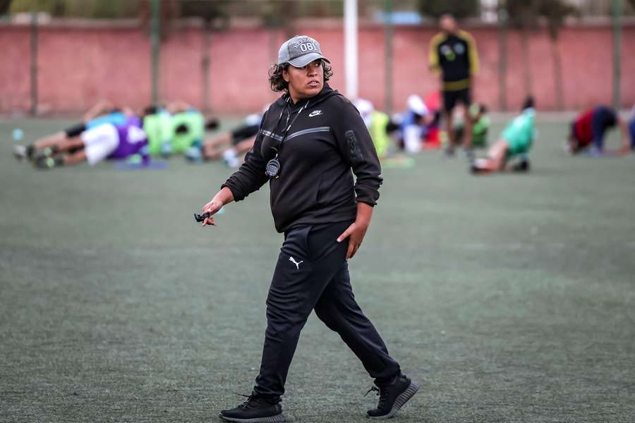Cómo la pionera Hasna Doumi salvó desde el banquillo a un equipo ...