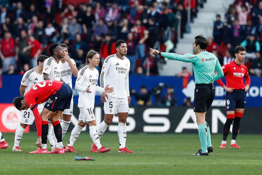Bis zu 12 Spiele: Real-Madrid-Star Bellingham droht nach Roter Karte ... Bis zu 12 Spiele: Real-Madrid-Star Bellingham droht nach Roter Karte ...