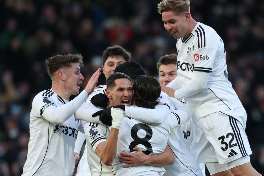Late drama as Reed's wonder-strike helps Fulham snatch a draw with ...