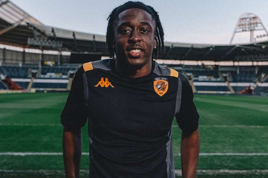 DONE DEAL: Hull snap up released Leeds defender Debayo - TribalFootball.com