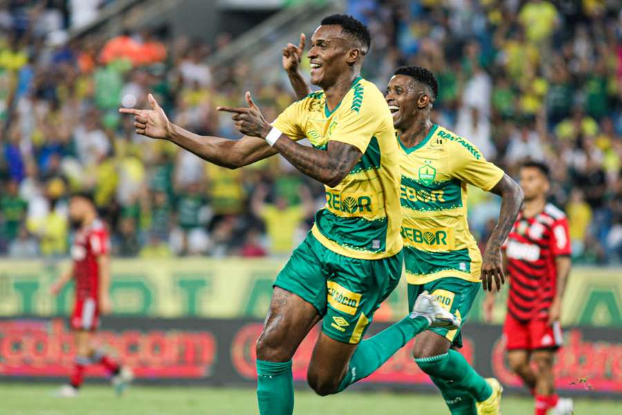 Cuiabá goleia Flamengo, vence 4ª seguida e encosta no G6 do Brasileirão ...