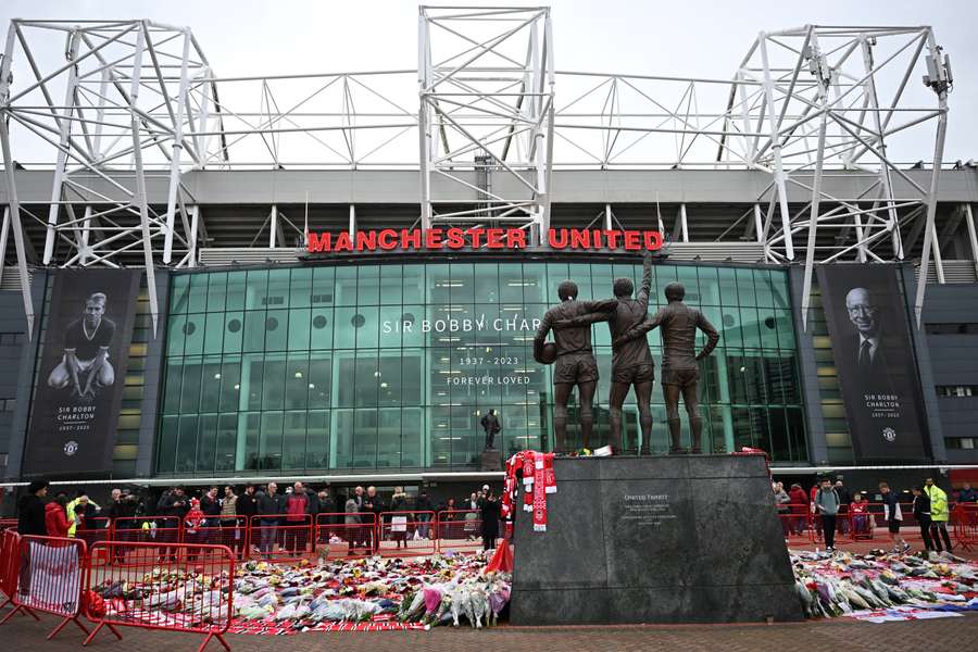 Old Trafford falls silent to pay tribute to Man Utd legend Sir Bobby ...